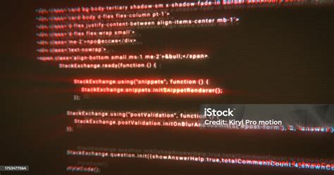 프로그래머가 프로그래밍 언어 빛나는 문자 및 숫자로 디지털 코드를 입력합니다 컴퓨터 프로그램을 노란색 배경으로 만들기 가상현실에