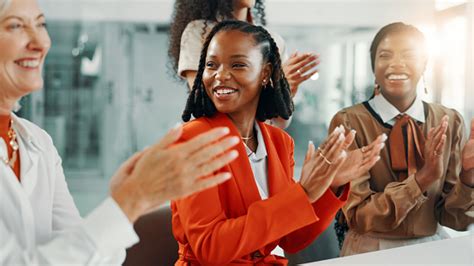 박수 수상자 그리고 워크숍 성공 및 축하를 위해 사무실에서 여성 사업가들과의 만남 성과 컨퍼런스 및 합의 보너스 및 이익을 위해
