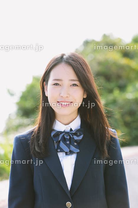 笑顔の女子高生の写真素材 [129102914] イメージマート