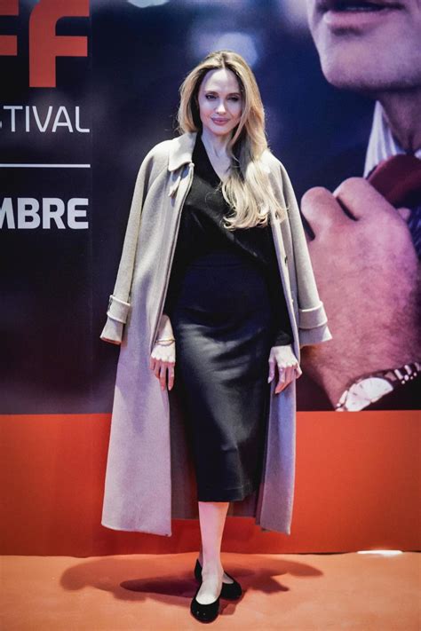 أنجلينا جولي بين الأسود والألوان الترابية