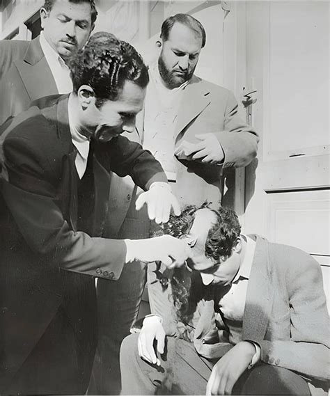 شعبون بی‌مخ در حال تنبیه یک جوان عضو حزب توده روزنامه هفت صبح