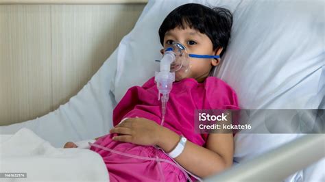 흡입기의 마스크에 의한 아픈 소년 흡입 요법 아기는 천식이 있고 분운이 필요합니다 환자 소년은 병원에서 분무기 마스크흡입을 사용합니다 아기는 기관지 확장제살을 하고 있습니다