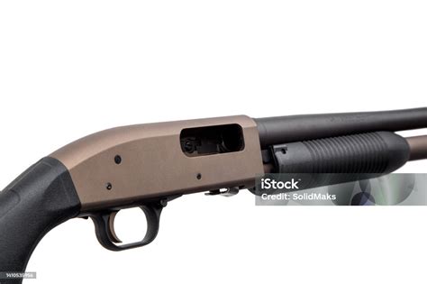 흰색 배경에 격리 된 펌프 액션 12 게이지 샷건 플라스틱 스톡이 있는 부드러운 보어 무기 0명에 대한 스톡 사진 및 기타 이미지 Istock