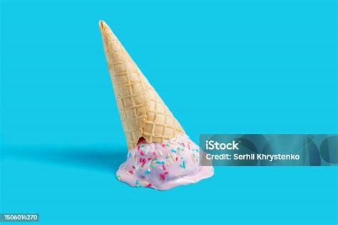 파란색 배경에 아이싱이 있는 원뿔에 떨어진 아이스크림 녹기에 대한 스톡 사진 및 기타 이미지 녹기 아이스크림 콘 맛이 가미된 빙과 Istock