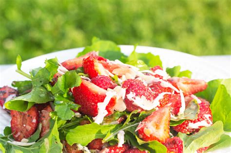 화이트 플레이트와 가벼운 배경에 딸기와 여름 샐러드 닫습니다 복사 공간을 위한 장소 0명에 대한 스톡 사진 및 기타 이미지 0명 건강한 생활방식 과일 Istock