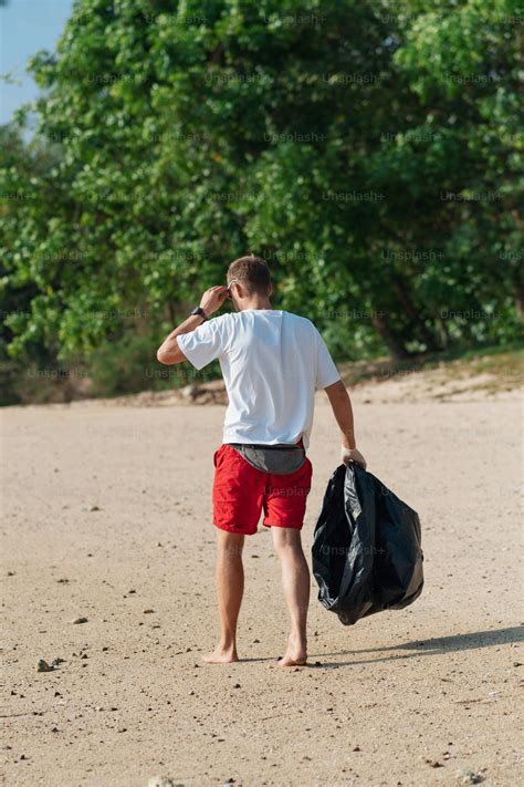 빨간 반바지와 검은 가방을 들고 흰 셔츠를 입은 남자 사진 Unsplash의 청소 이미지