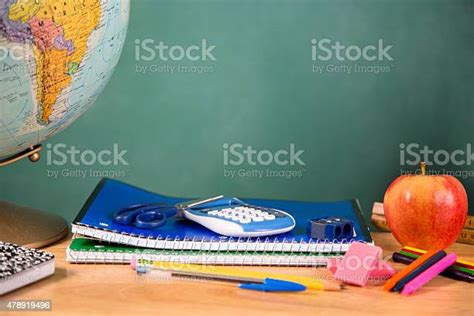 กลับไปโรงเรียน อุปกรณ์การเรียน ลูกโลกบนโต๊ะ การศึกษา ภาพสต็อก ดาวน์โหลดรูปภาพตอนนี้ Istock
