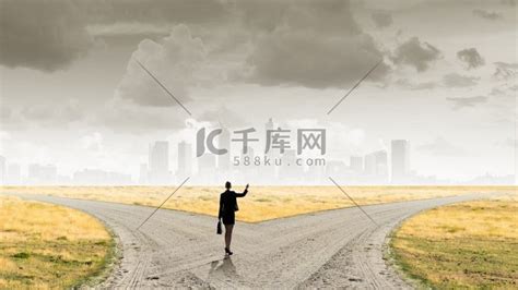 站在十字路口做出选择的女商人的背影高清摄影大图 千库网