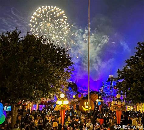 Halloween Fireworks Are Back In Disneyland Allearsnet