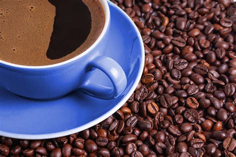 커피 콩으로 둘러싸인 테이블에 블루 컵에 커피 미소 모양의 커피 갈색에 대한 스톡 사진 및 기타 이미지 갈색 둘러싸기 마실 것 Istock