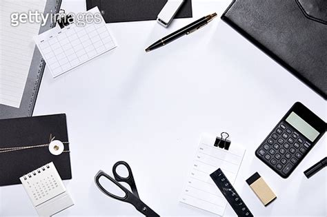 탑앵글 오브젝트 묘사 비즈니스 사람없음 실내 스튜디오촬영 사무용품 종이 계산기 가위 지우개 달력 서류 종이클립 사무용품 자 측정도구