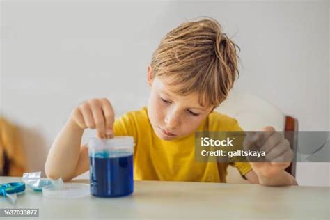 화학 가정 테스트 홈 랩을 위한 도구 소년 탐험가 아이가 화학 반응을 보고 있다 과학 실험을 하는 젊은 화학자 내부 물리적 실험