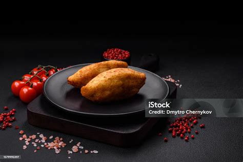 닭고기와 야채 향신료와 소금으로 속을 채운 맛있는 구운 감자 커틀릿 가금류에 대한 스톡 사진 및 기타 이미지 가금류 감자 요리 건강한 식생활 Istock