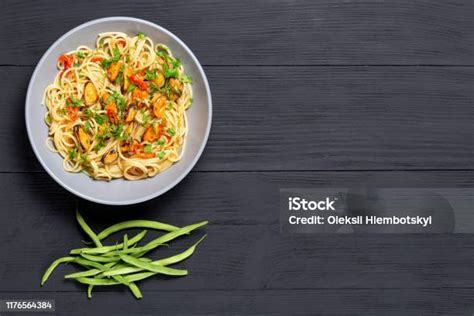 홍합 마리나라를 곁들인 파스타 스파게티 해산물 이탈리아 파스타의 전형적인 요리 상단 보기 텍스트 가 있는 검은색 배경에 공백을