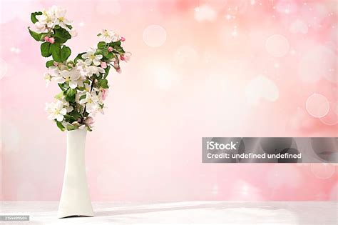 추상 꽃 구성 아름 다운 봄 피는 사과 나무 가지가 햇볕이 잘 드는 배경 배너에 꽃병에 있습니다 텍스트를 위한 공간이 있는