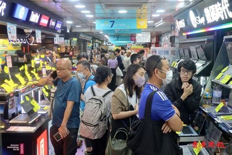 香港電腦業總會舉辦黃金高登電腦嘉年華2023入夜後大批市民到黃金電腦商場選購心儀產品