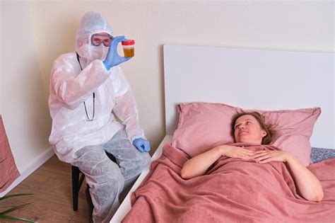 성인 여성과 소변 분석 침실에서 구급차 의사가 샘플항아리를보고있다 가정 생활에 대한 스톡 사진 및 기타 이미지 가정 생활 소변 샘플 25 29세 Istock