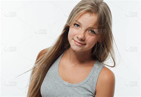 少女可爱美丽脸上的雀斑白皙