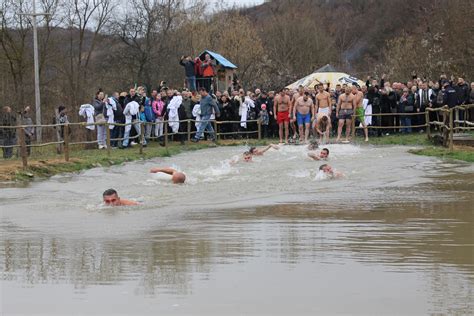Prvi Put Plivali Za Krst časni U Selu Dulene Glas Šumadije