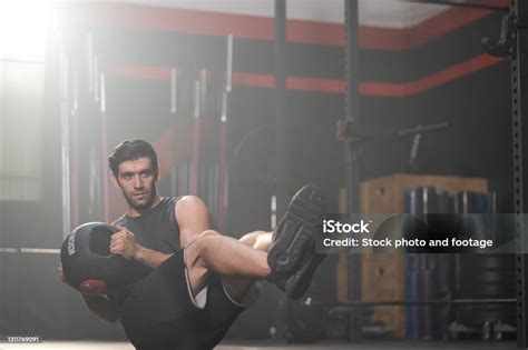 잘 생긴 성인 백인 남자 는 건강 체육관 의 내부 운동을 할 체중 공을 사용 하 여 운동 단단한 복 근 또는 위 근육과 좋은 신체 건강 남자에 대한 스톡 사진 및 기타