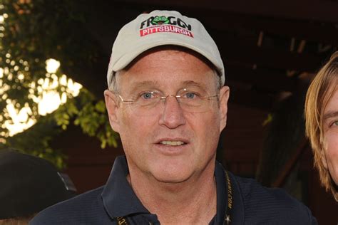 New Video Footage Shows Taylor Swifts Dad During Incident