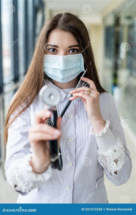Krankenschwester In Overalls Mit Maske Auf Ihrem Gesicht Und Stethoskop L Chelt Sch N Im
