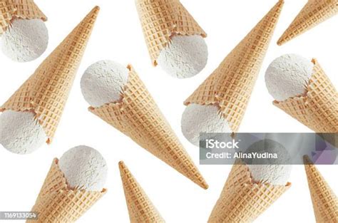 선명한 와플 콘에 흰색 크림 아이스크림은 흰색 배경에 고립 장식 임의의 패턴으로 가능성에 대한 스톡 사진 및 기타 이미지