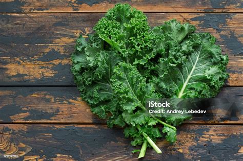 갈색 나무 테이블에 신선한 유기농 곱슬 케일 잎 Gmo 무료 소박한 스타일 복사 공간 수평 보드 상단 보기 갈색에 대한 스톡 사진 및 기타 이미지 Istock