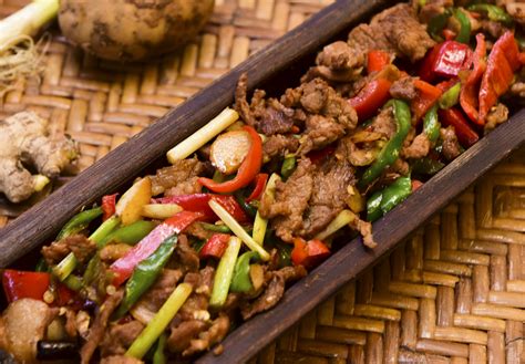 新东方烹饪课堂 青椒炒腊肉的做法 陕西西安新东方烹饪学校 厨师学校 烹饪学校 西点学校 学厨师