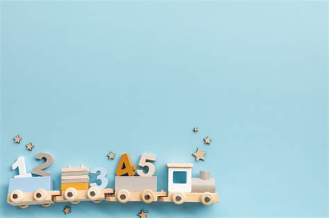 교육적인 나무 장난감 기차 와 숫자 통하고 있는 하늘색 배경 유아 교육 어린이의 인지 발달과 관련된 개념에 이상적입니다 평평한 위치 평면도 0명에 대한 스톡 사진 및 기타