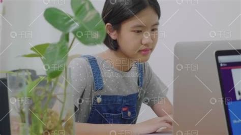 4视频模板 关闭亚洲女孩使用笔记本电脑在课堂上， 50 Fps 实拍视频免费下载 Mp4格式 3840像素 编号66640236 千图网