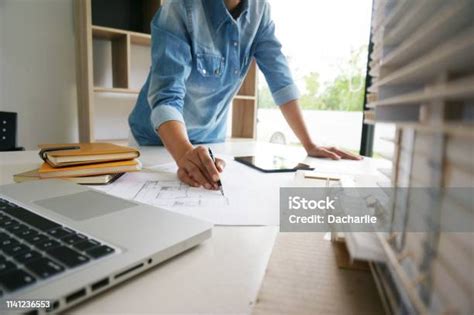 엔지니어링 동료 인테리어 디자이너 회사 업적 계획 디자인의 블루 프린트 팀웍 개념 나침반 가정의 방에 대한 스톡 사진 및 기타