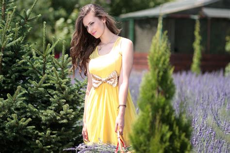 图片素材 性质 女孩 模型 弹簧 绿色 时尚 服装 黄色 季节 薰衣草 花卉 连衣裙 美容 袍 拍照片 Mov 正式磨损 4272x2848