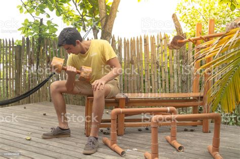 젊은 강한 적합 운동 남자 리프팅 하 고 운동 운동을 하 고 아령을 들어 올리고 스트레칭 과 운동 바벨 무거운 무게로 나무로