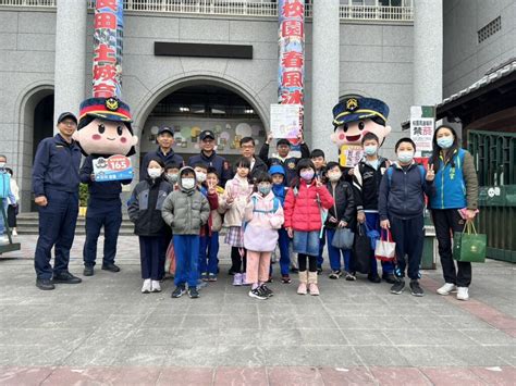土城警啟動校安計畫守護學童 警察大頭娃娃陪學童一起開學