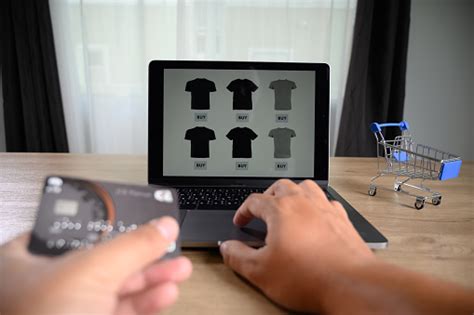 비즈니스 사람들은 기술 전자 상거래 인터넷 글로벌 마케팅 구매 계획 및 은행 전자 상거래 개념을 사용 가방에 대한 스톡 사진 및 기타 이미지 Istock