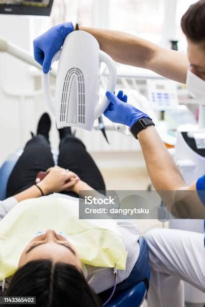 치과 진료소에서 치아를 희게 하는 소녀 환자 광 중합체 조성 물로 Uv 램프를 미 백 치아 건강관리와 의술에 대한 스톡 사진 및 기타 이미지 Istock