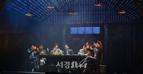 손에 꽁초 한 개비씩 들고 미인