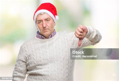 불행 하 고 화가 거절을 보여주는 제스처 반대와 부정적인 보고 격리 된 배경 위에 크리스마스 모자를 쓰고 잘생긴 수석 남자 나쁜 식입니다 남자에 대한 스톡 사진 및 기타