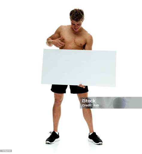 전체 길이한 남자 만정면아래 를 내려다 보는 2029 세 성인 잘 생긴 사람 갈색 머리짧은 머리 백인 남성젊은 남자 발표자 실행조깅흰색 배경시원한 태도제시 가리키기에 대한