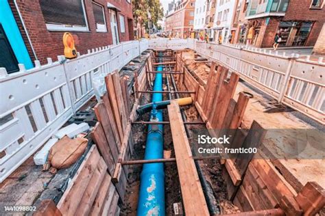 플라스틱 수도관을 차폐 스페이서로 교체하기 위해 도시 거리의 굴착 구덩이 건설 및 개발 현장의 수리 및 개조 보행자와 자동차의 안전을 위한 울타리 연료 및 전력 생산에 대한