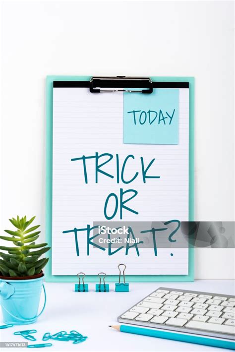 텍스트 트릭 또는 취급을 표시하는 쓰기 할로윈 전통을 의미하는 개념 과자를 요구하는 것으로 구성된 연설 버블 컬러 시트 나무에 구겨진 종이로 둘러싸인 10월에 대한 스톡