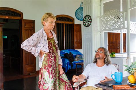 남자와 여자는 과일과 차 세트와 초라한 나무 테이블 근처 정통 오래된 빌라의 테라스에 여행을 계획 계획에 대한 스톡 사진 및 기타 이미지 Istock