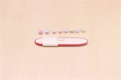 나무로 되는 테이블에서 임신 테스트 팩 긍정적 인 결과와 다채로운 알파벳 입방체 구슬에서 긍정적 인 텍스트 가족에 대한 스톡 사진 및 기타 이미지 Istock