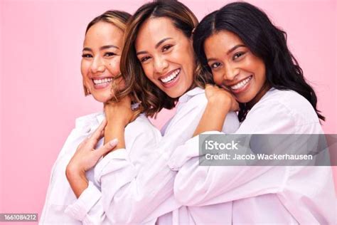 아름다움 화장품 그리고 건강 스킨케어 메이크업을 위한 분홍색 배경에 있는 여성들의 초상화 친구 다양성 및 행복한 사람들의 얼굴은 자연스러운 피부 광채 또는 자기 사랑을 위해