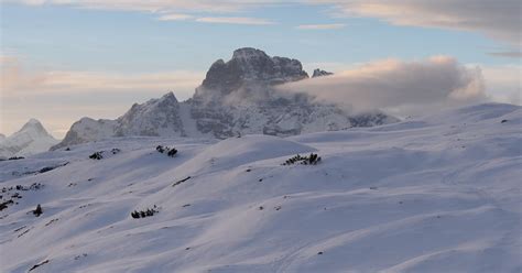 눈 덮인 슬로프에서 스키를 타는 사람 사진 Unsplash의 화이트 마운틴스 이미지