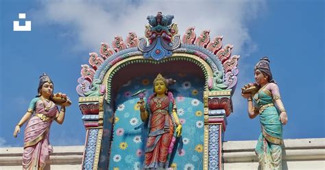 녹색 셔츠와 파란색 데님 청바지를 입은 남자가 힌두교 신상 앞에 서 있습니다 사진 Unsplash의 무료 차이나타운 이미지