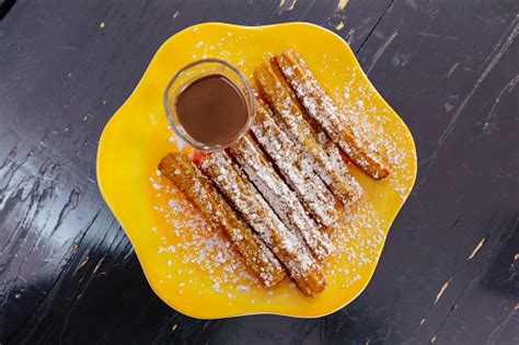 츄 설탕을 입힌와 함께 토 핑의 상위 뷰 Nutella 노란 접시에 소스와 함께 제공 됩니다 달콤한 음식에 대한 스톡 사진 및 기타 이미지 Istock