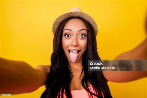 미친 감정 표현 모드 소녀의 평온한 팝 눈된 여행자 유행 베이지색 머리 착용 그래서 뜨거운에 Selfie를 복용 하 게 기억에서 그리고 그녀의 블로그에 대 한 장난 셀카에