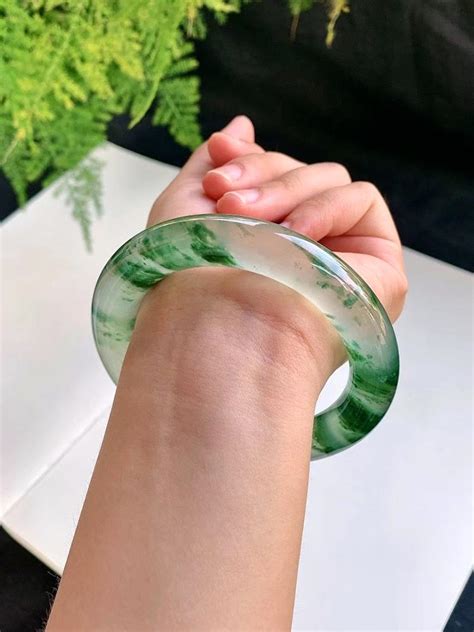 极品翡翠手镯图片 什么款式的翡翠手镯比较耐看 冰种玻璃种翡翠手镯挂件a货翡翠原石种水等级划分鉴定价格多少钱，国翠世家珠宝